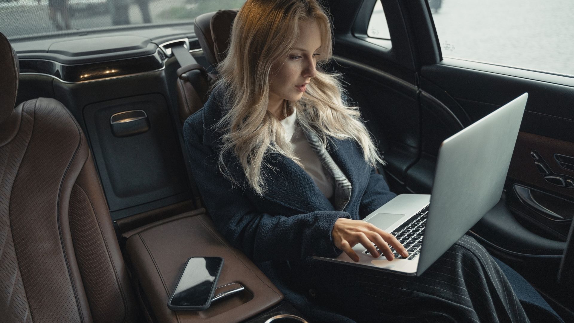 10 Easy & Efficient Tips To Create The Best Girl Boss Outfits